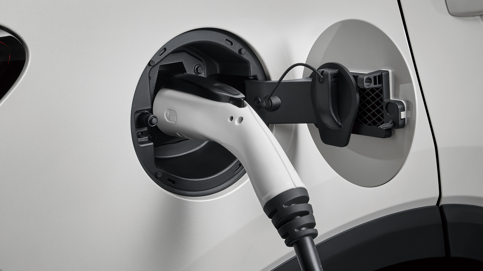 MG HS PHEV 雙能登場。馭電前行，自由不設限